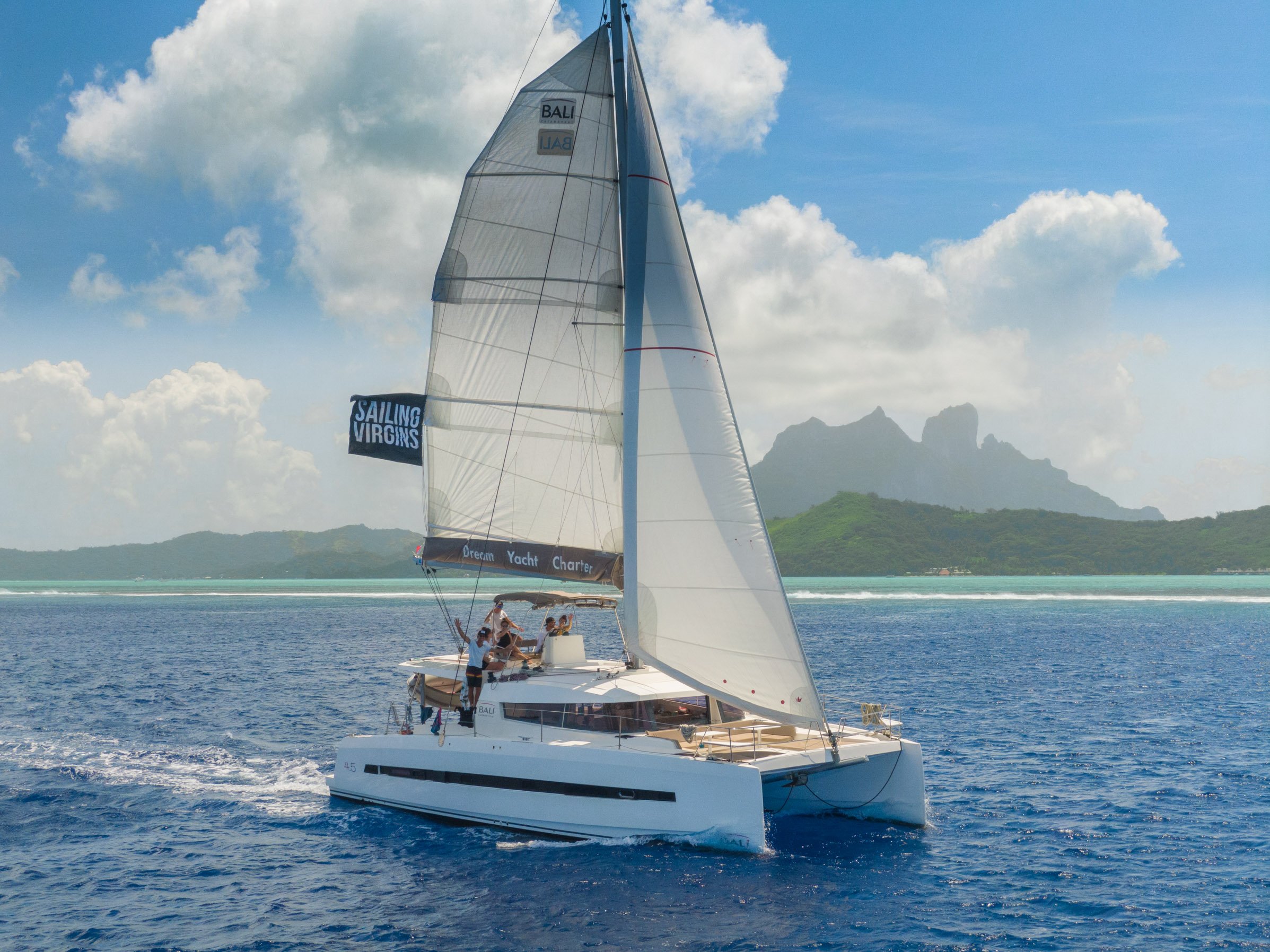 Monohull vs Catamaran: A Deep Dive into Design and Performance